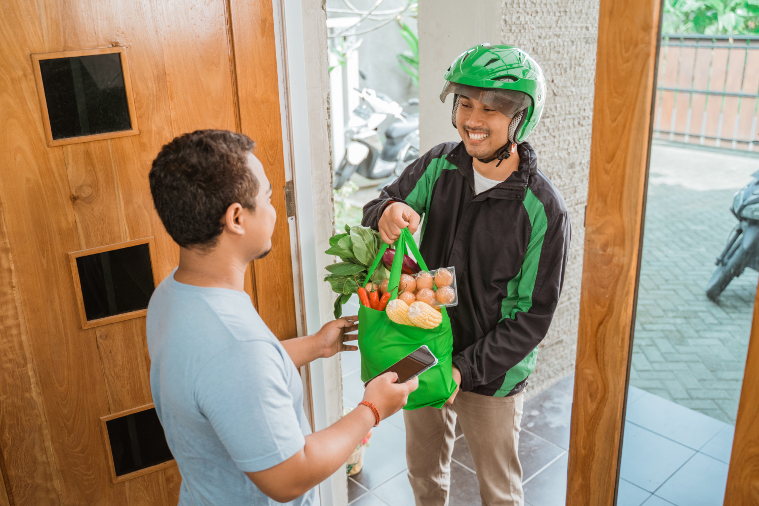 How To Overcome Online Grocery Delivery Challenges - Detrack